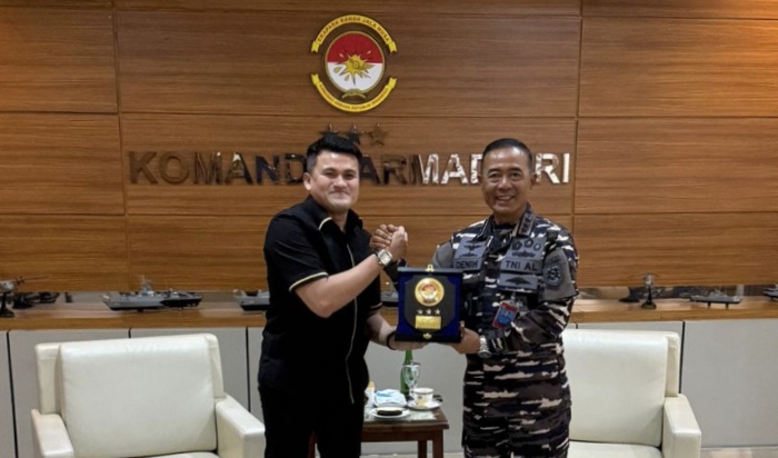 Laksdya TNI Denih Hendrata Beri Penghargaan kepada Ridho Pandoe, Tokoh ...